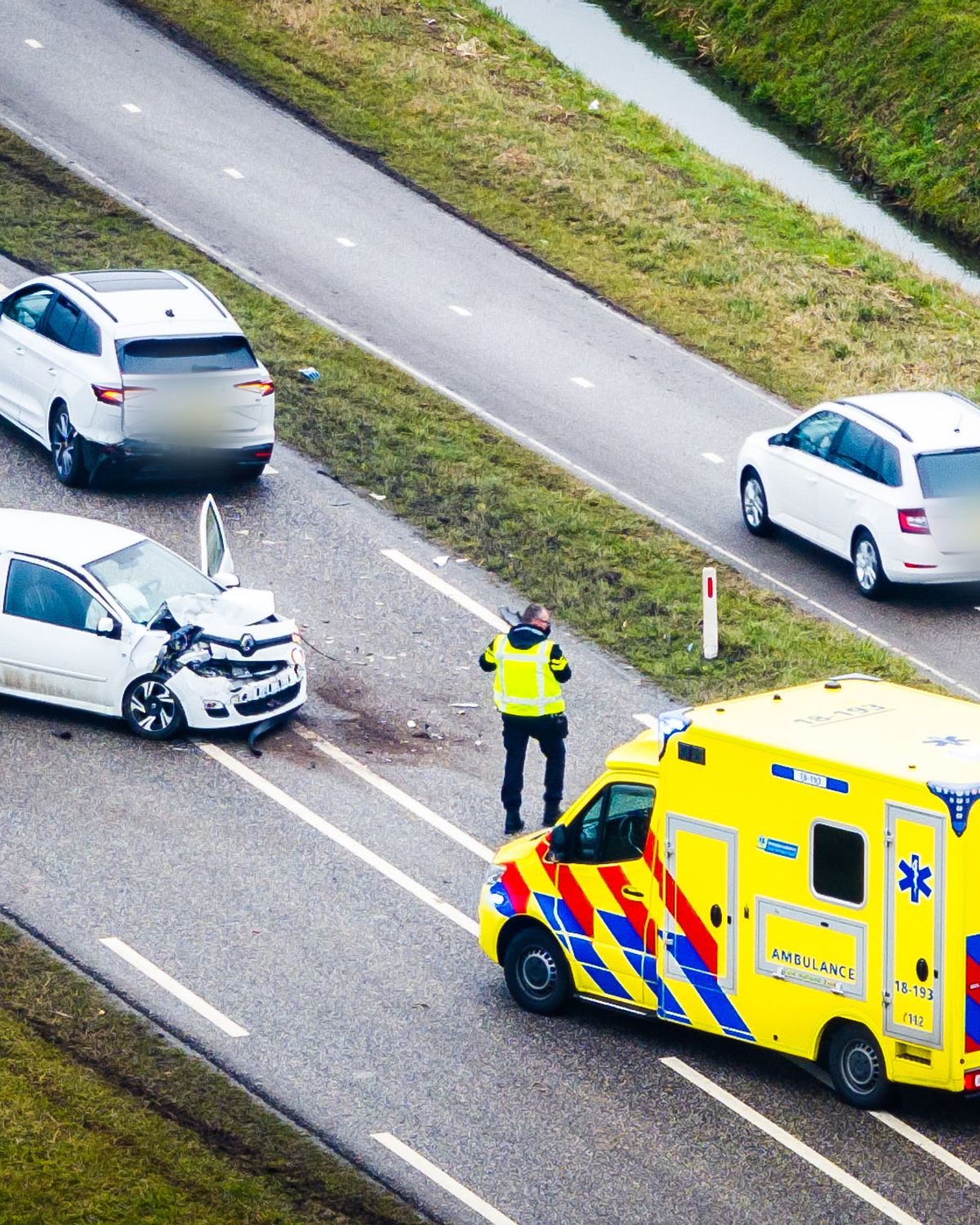 Auto's beschadigd na botsing op N-weg | Pool (40) aangehouden voor ...