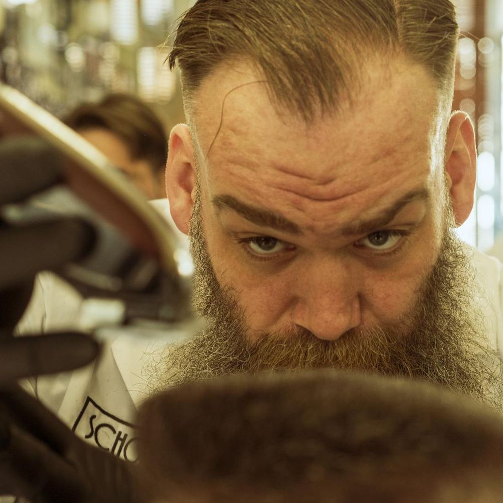 Schorem in rouw; bekende barbier Miky onverwacht overleden - Rijnmond