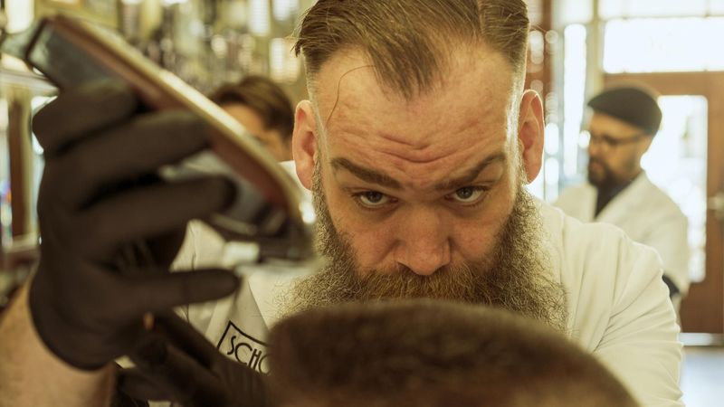 Schorem in rouw; bekende barbier Miky onverwacht overleden - Rijnmond