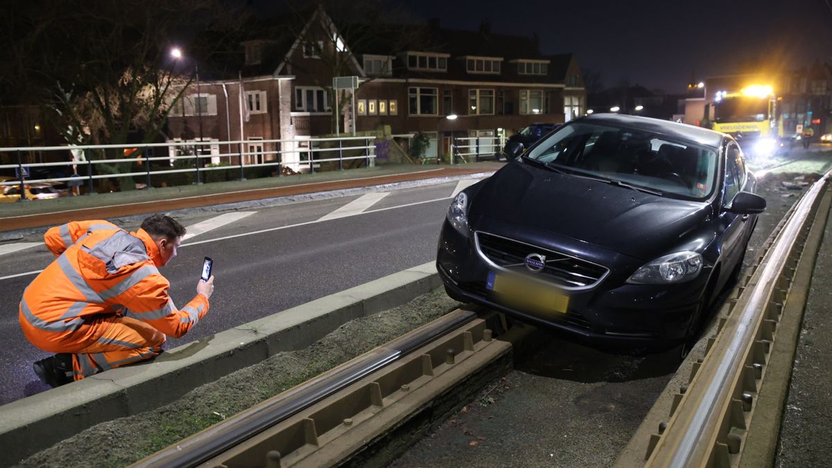 112-nieuws | Automobilist rijdt wagen vast op trambaan - Auto belandt ...