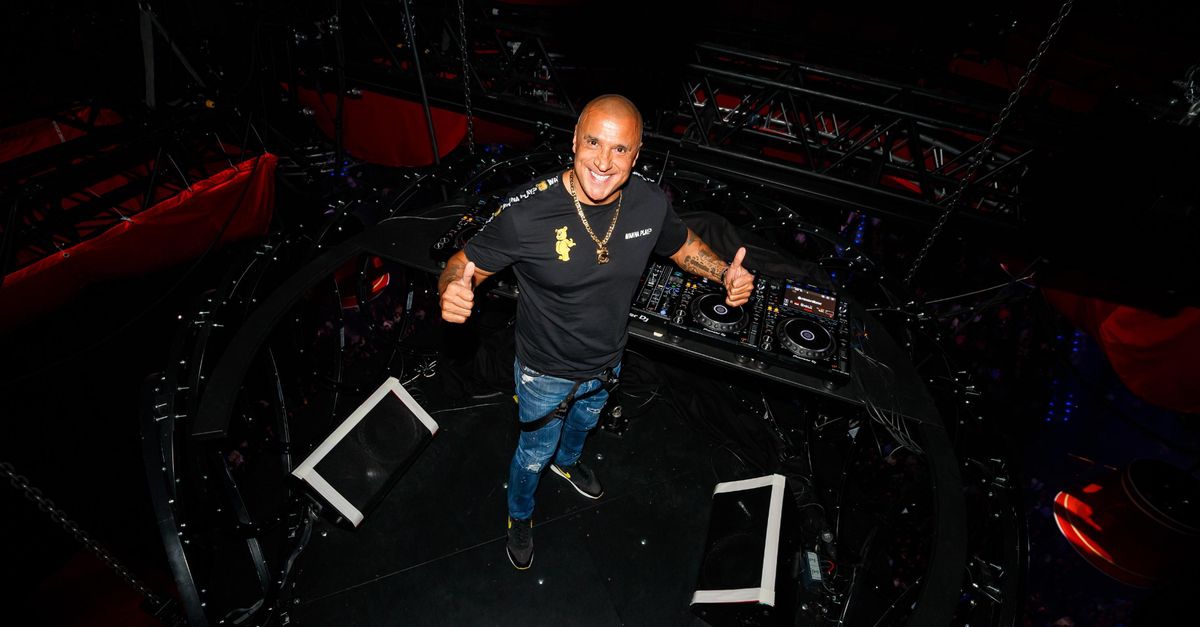 DJ Paul Elstak viert het dertigjarig jubileum van Rainbow in the Sky ...