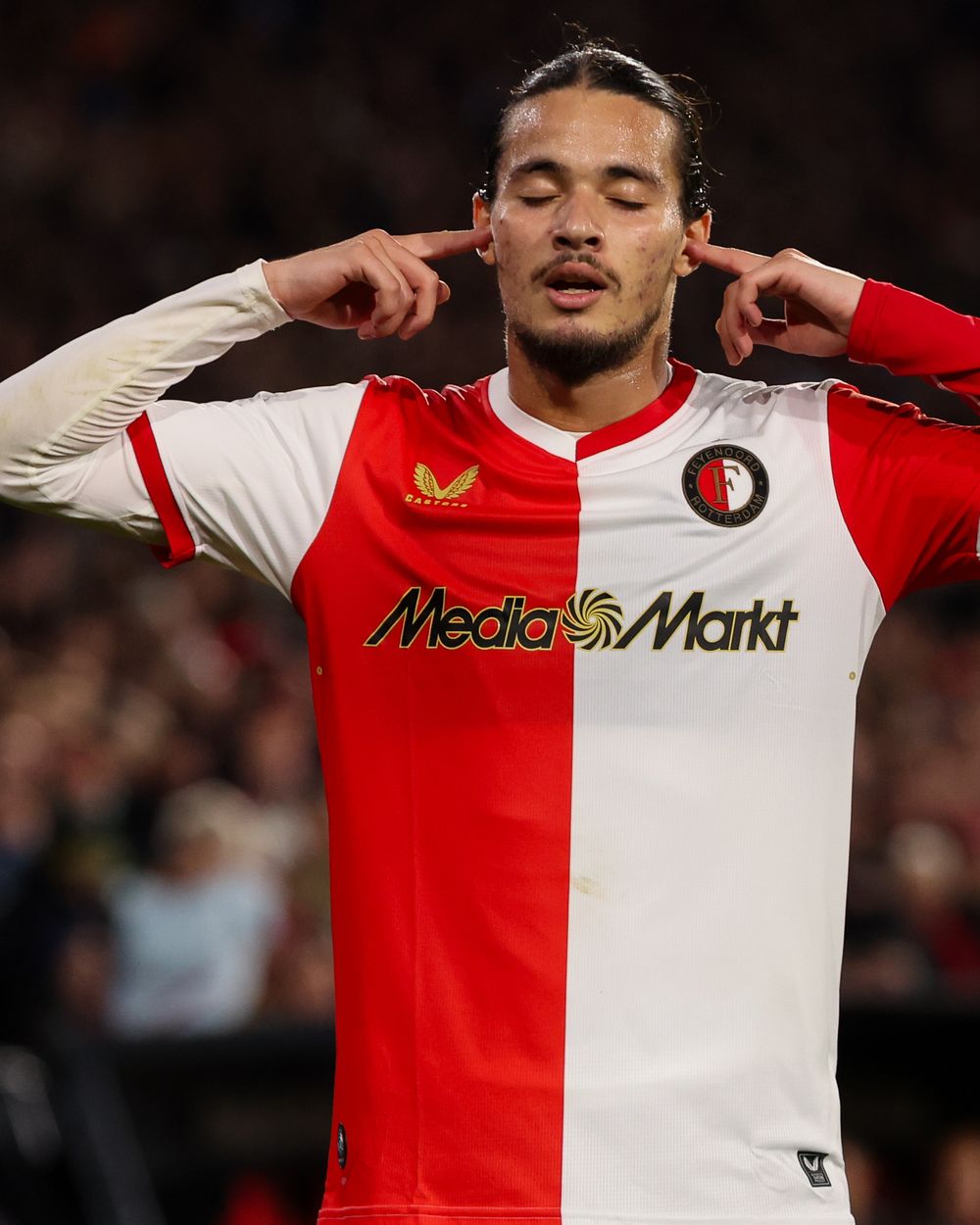 Feyenoord boekt zuinige zege op Heerenveen in onrustige wedstrijd - Rijnmond