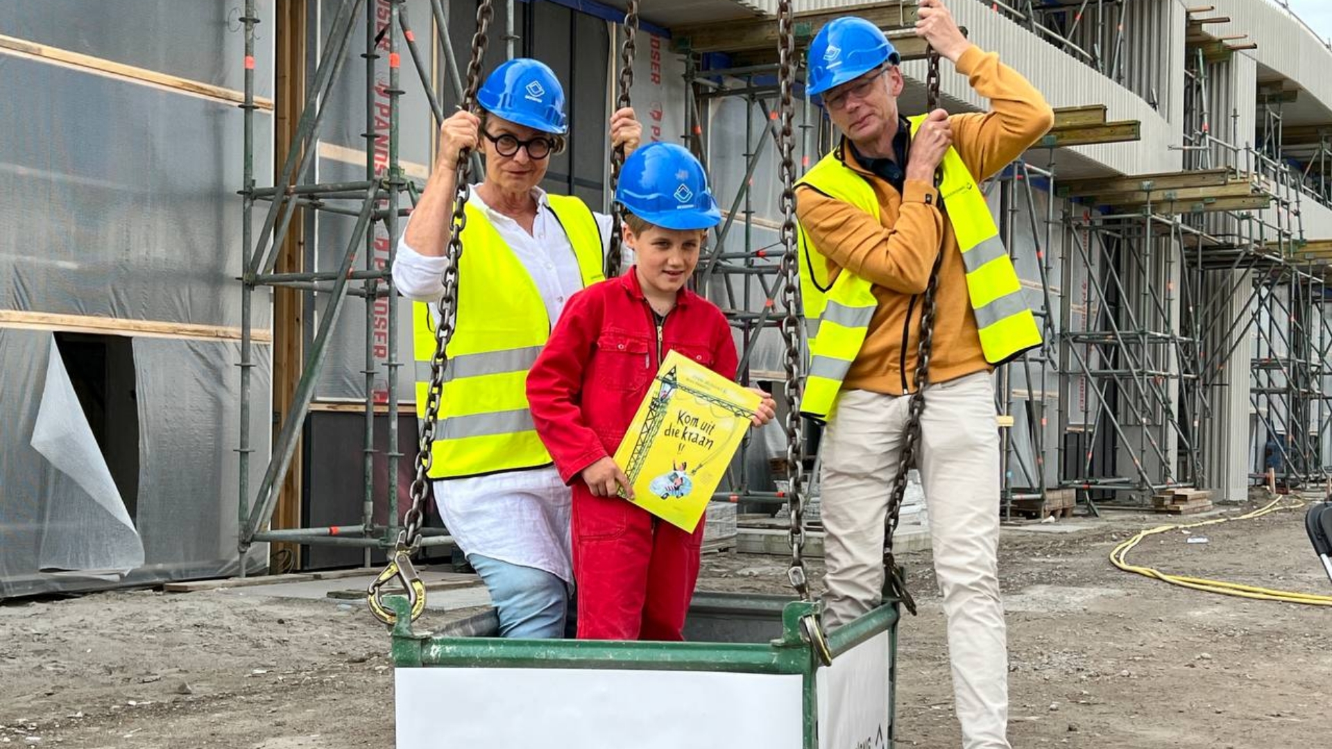 Prentenboek Tjibbe Veldkamp uitgereikt vanuit hijskraan - RTV Noord