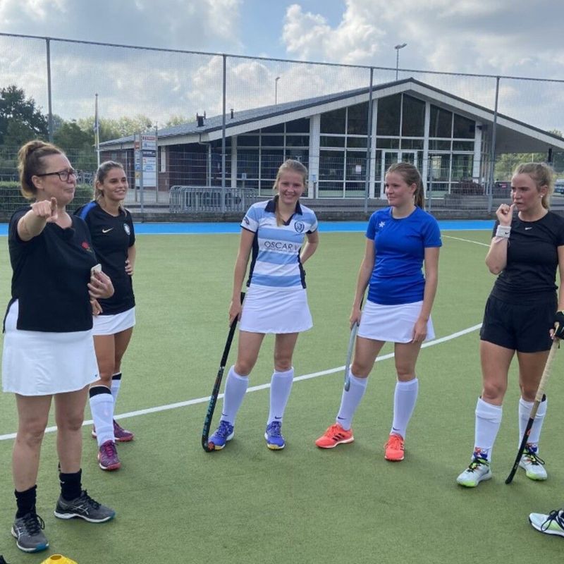 Vrijwillig gedegradeerd en tóch ambitieus: de hockeysters van Rapide zijn het - Omroep Zeeland