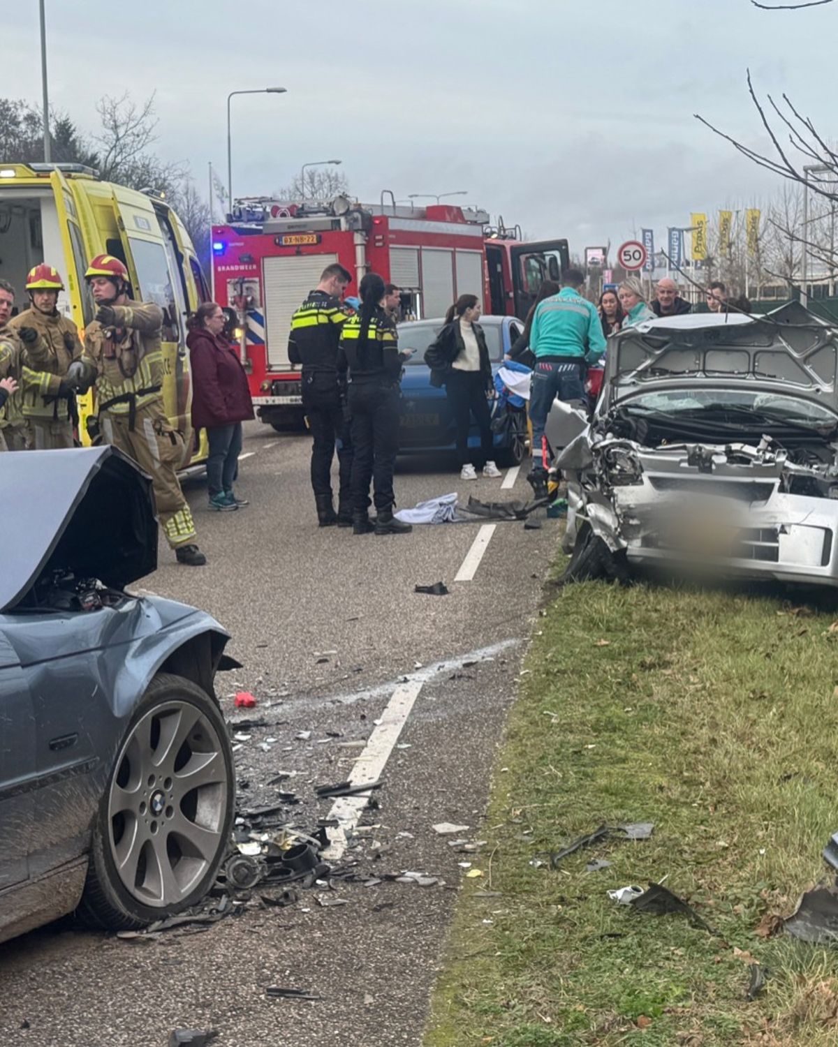 Twee gewonden bij frontale botsing na uitwijkmanoeuvre in Roermond - L1 ...