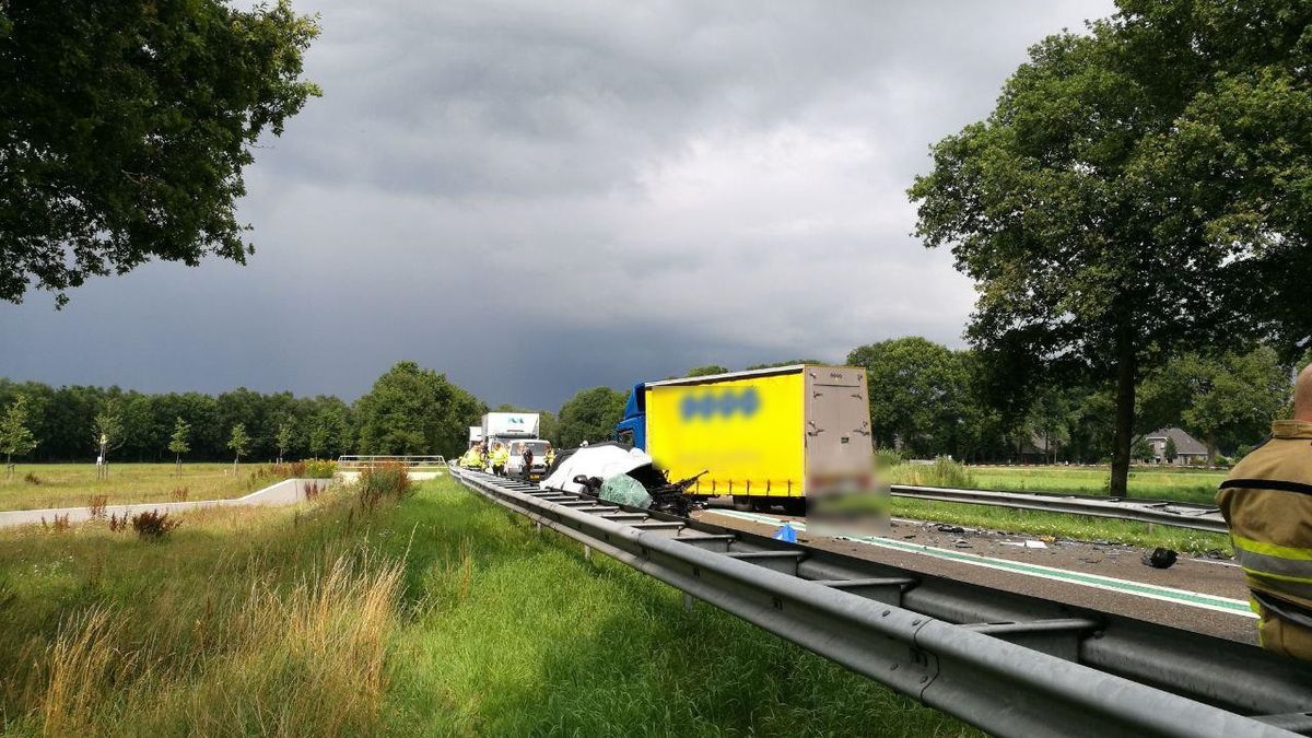 Dode bij botsing tussen vrachtwagen en auto op N48 - RTV Drenthe