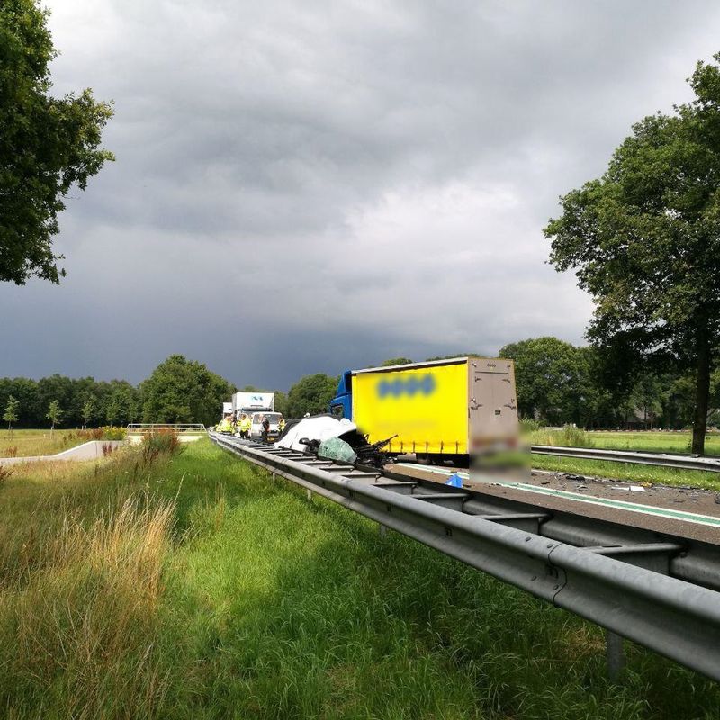 Dode bij botsing tussen vrachtwagen en auto op N48 - RTV Drenthe