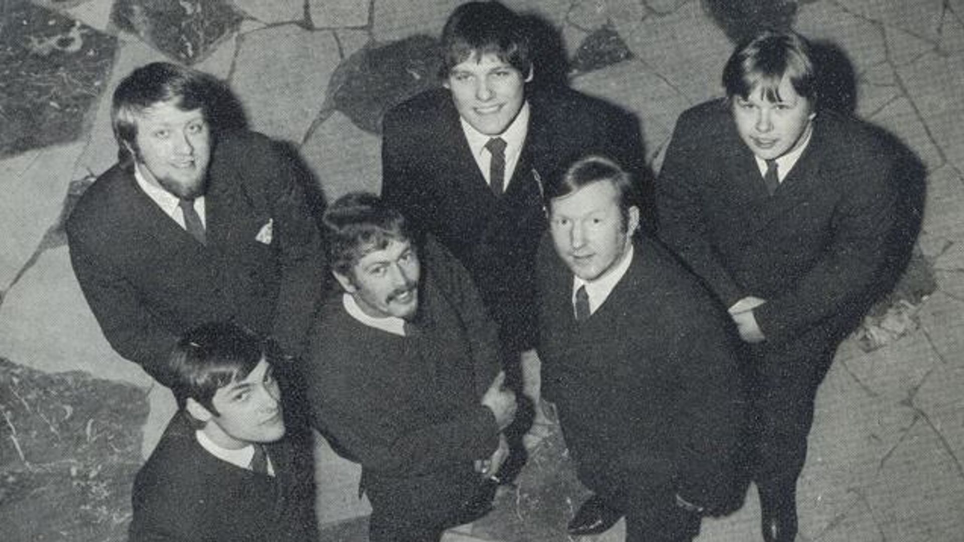 Van The Buffoons naar oudste seksclub van Twente: bassende seksbaas Bob ...