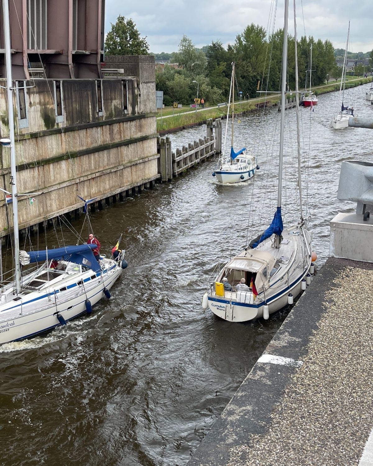 Driebondsbrug staat kwartier open vanwege doorkomst meer dan vijftig ...