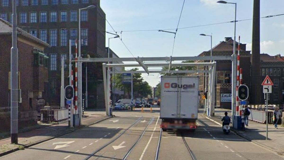 112-nieuws: Coolhavenbrug dicht voor verkeer door technisch mankement | Twee mannen gewond na ...