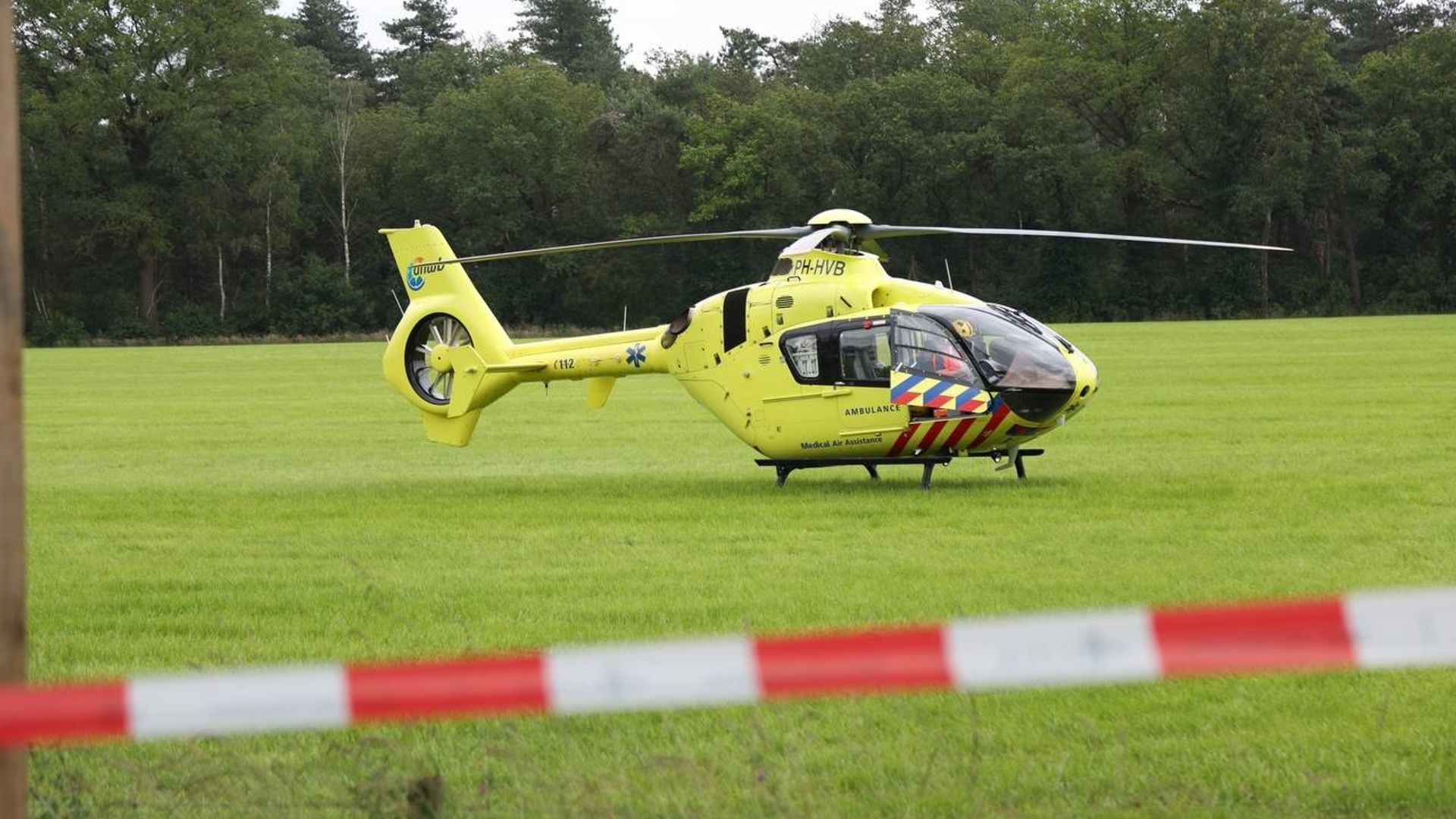 112 Nieuws: Brandweer helpt autobestuurder uit wagen die naast N36 in ...