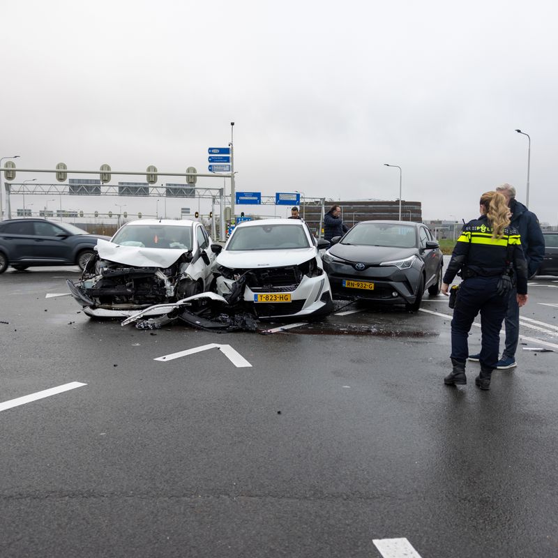 Bestuurder veroorzaakt ravage op kruispunt Rotterdam-IJsselmonde en vlucht - Rijnmond