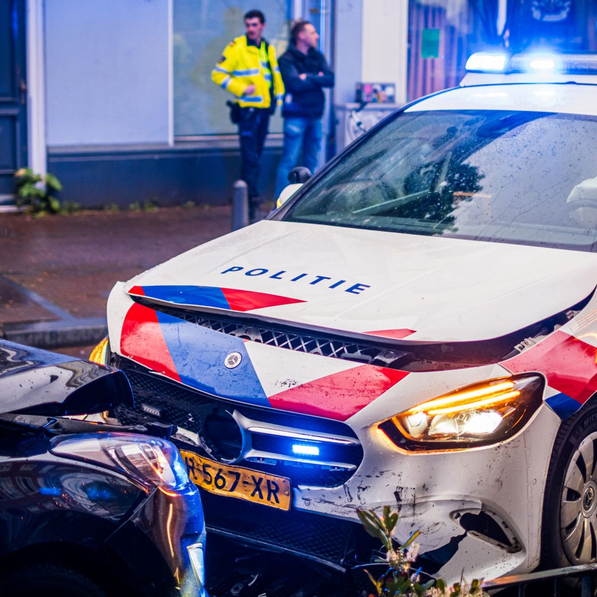 Politieachtervolging eindigt in crash, agente raakt gewond - Omroep West