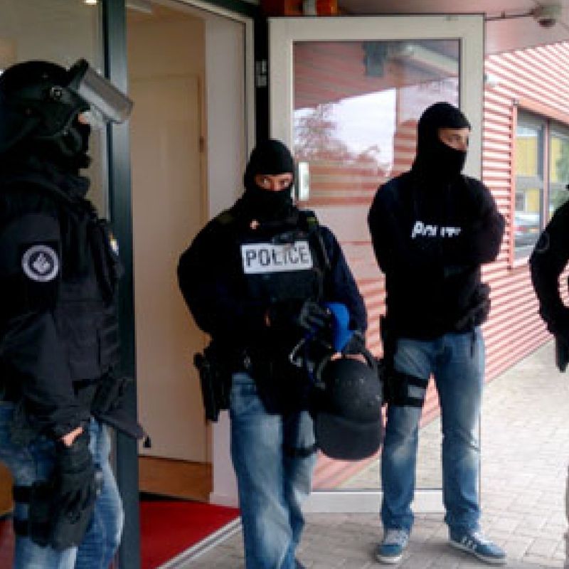 Politie legt beslag op veel geld en goederen bij invallen - Omroep Gelderland