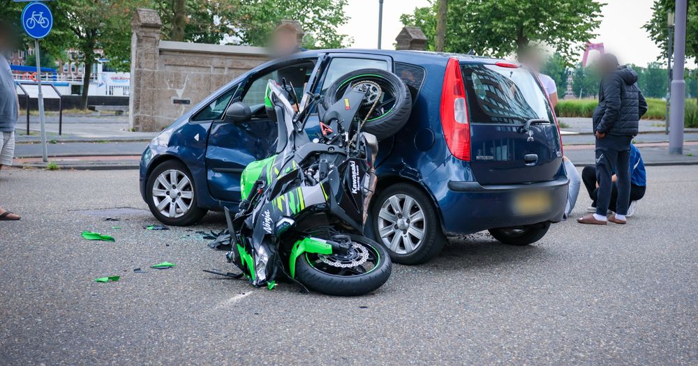Motorrijder gelanceerd nadat hij tegen auto knalt - Rijnmond