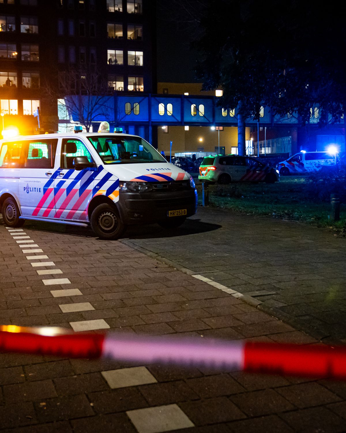Verdachte (17) van schietpartij blijft langer vastzitten | Busje rijdt door gevel van school ...