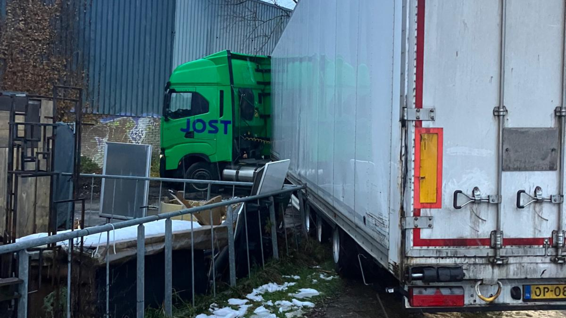 112-nieuws: Vrachtwagen verspert de weg naar padelbaan | File door ...