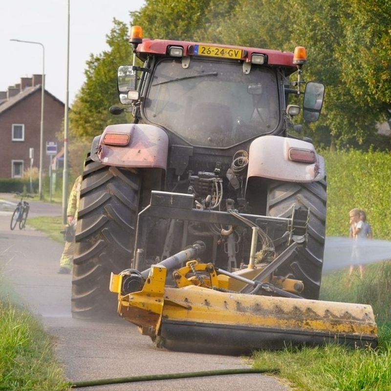 Verwarring bij de brandweer: tractor vliegt twee keer in brand - L1 Nieuws