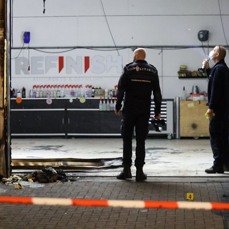 Politie houdt 15 verdachten aan voor meerdere explosies - Omroep West