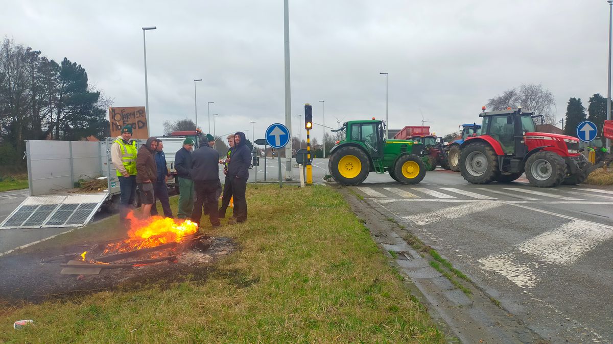 Tot begin van de middag blokkeerden boze Belgische boeren de grens bij ...