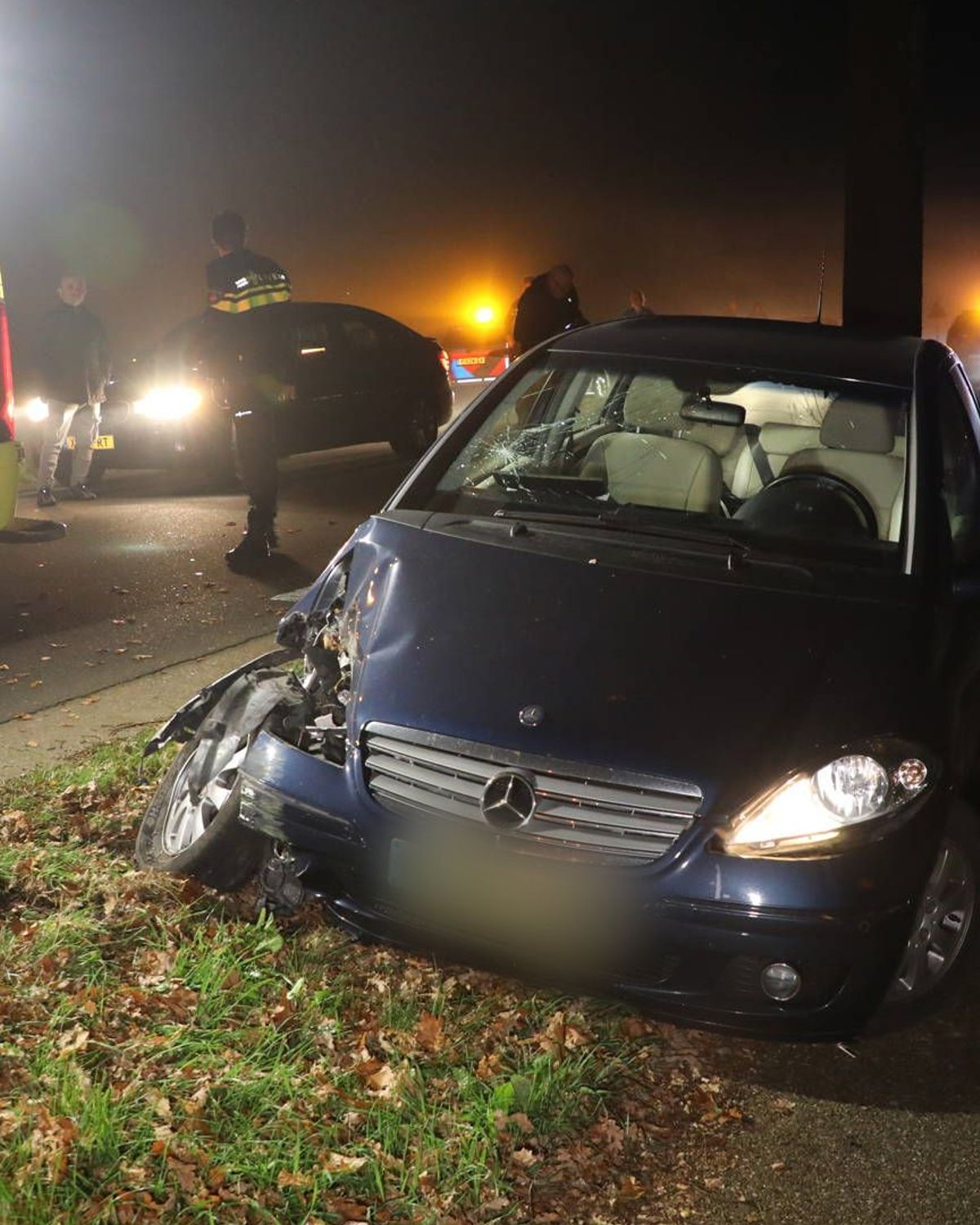 Auto tegen boom; bestuurder gewond naar ziekenhuis - Omroep Gelderland