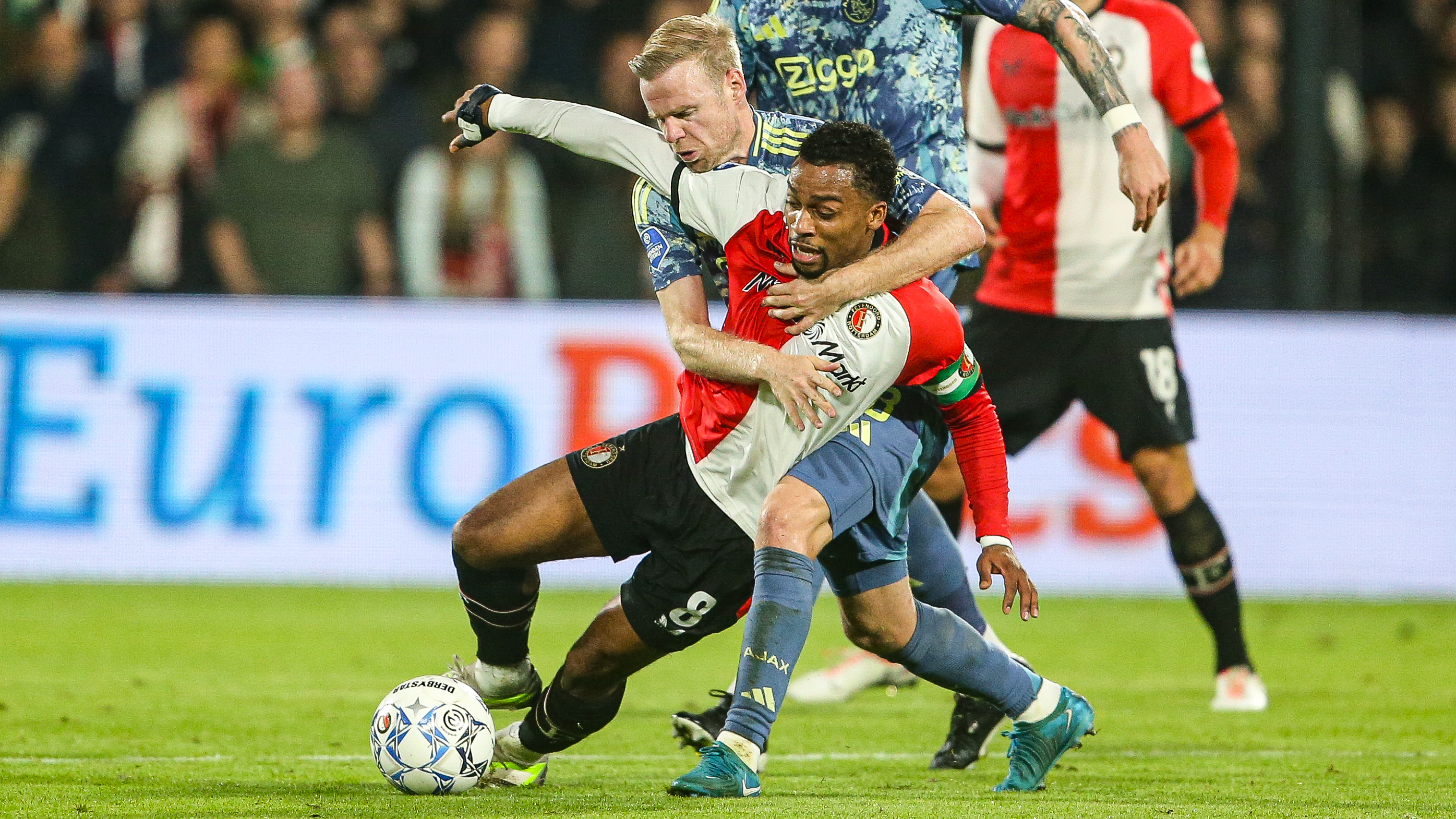 Lees terug: Feyenoord onderuit tegen Ajax (0-2) - Rijnmond
