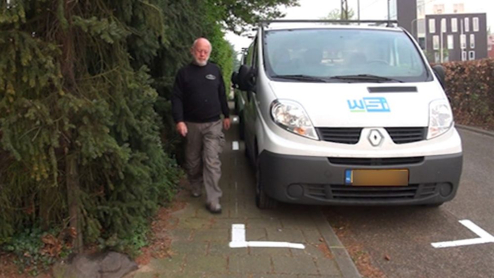 Verplicht parkeren op de stoep in Velp - Omroep Gelderland