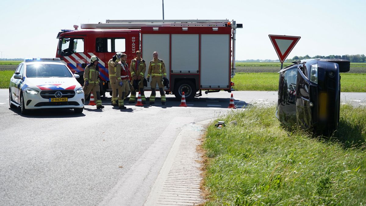 Auto belandt op zijkant bij De Groeve - RTV Drenthe