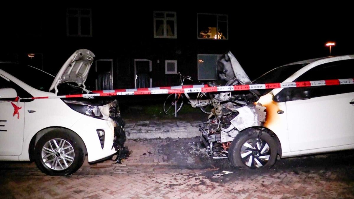 Vier autobranden Hengelo in één nacht, politie tast nog in duister over verband - Oost