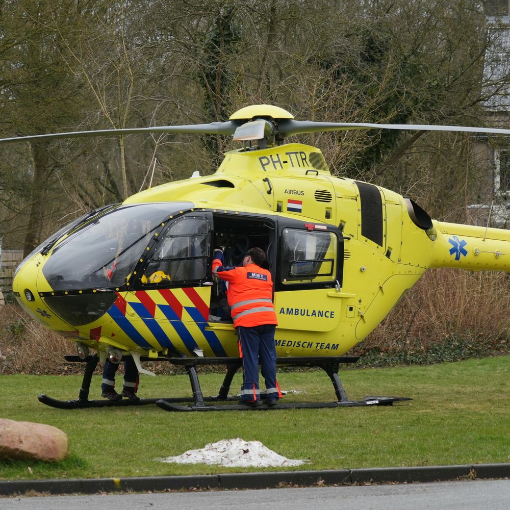 Bestuurder (41) zwaargewond na botsing tegen boom in Assen - RTV Drenthe