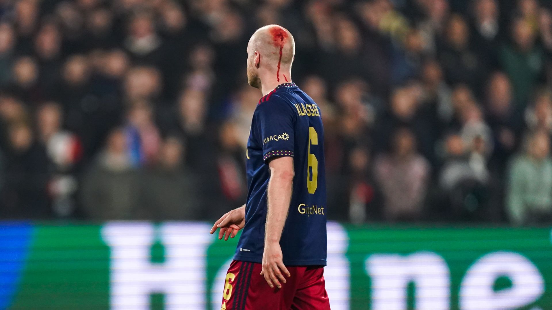 Aanstekergooier moest onderduiken na zijn actie in de Kuip: 'Licht ...