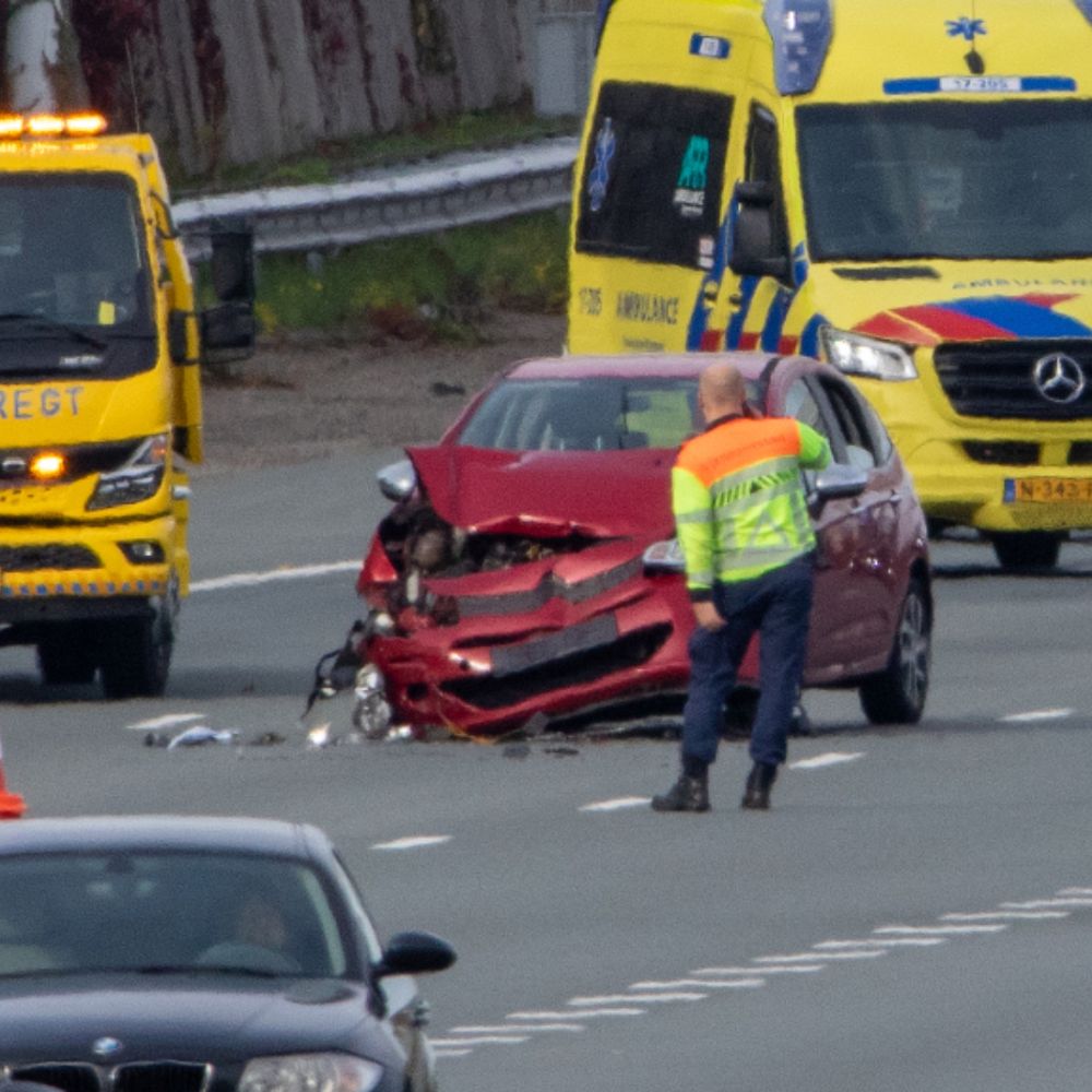 Behoorlijke vertraging en beschadiging na aanrijding snelweg - Rijnmond