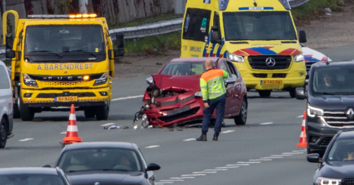 Behoorlijke vertraging en beschadiging na aanrijding snelweg - Rijnmond