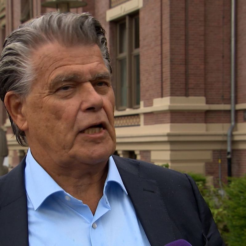 Emile Ratelband en partijleider PVAZ opnieuw voor rechter - Omroep ...