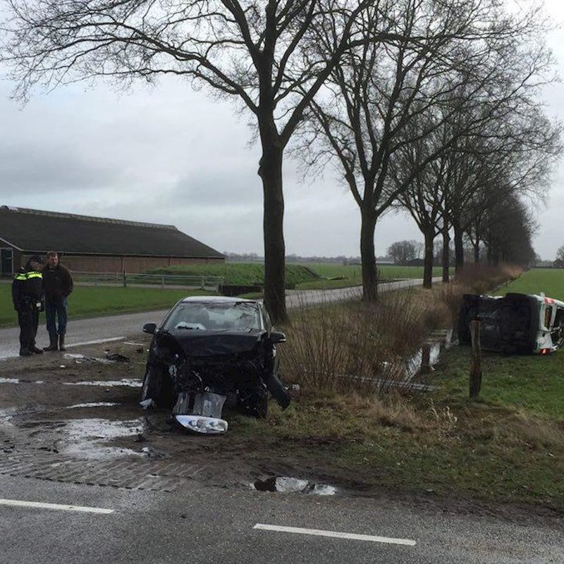 Oostermaatweg Vriezenveen afgesloten na ernstig ongeluk - Oost
