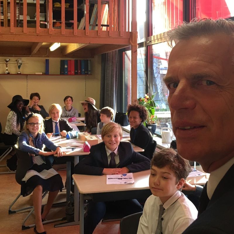 Prinsjesdag: met hoedje en stropdas naar school - RTV Noord