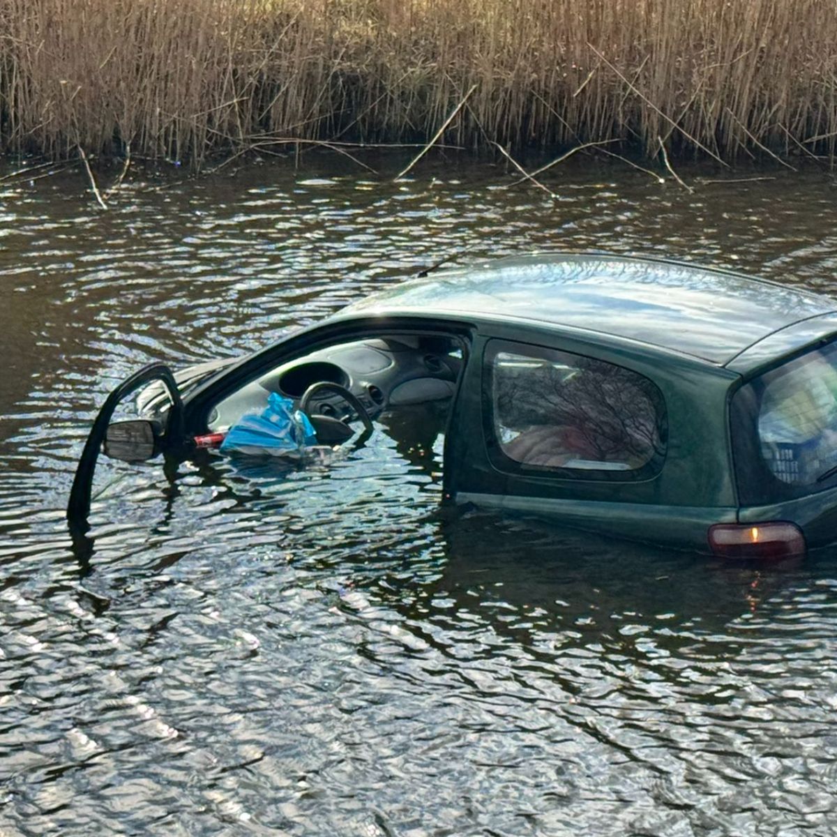 Man wordt onwel en rijdt water in | Tiener naar ziekenhuis na ...