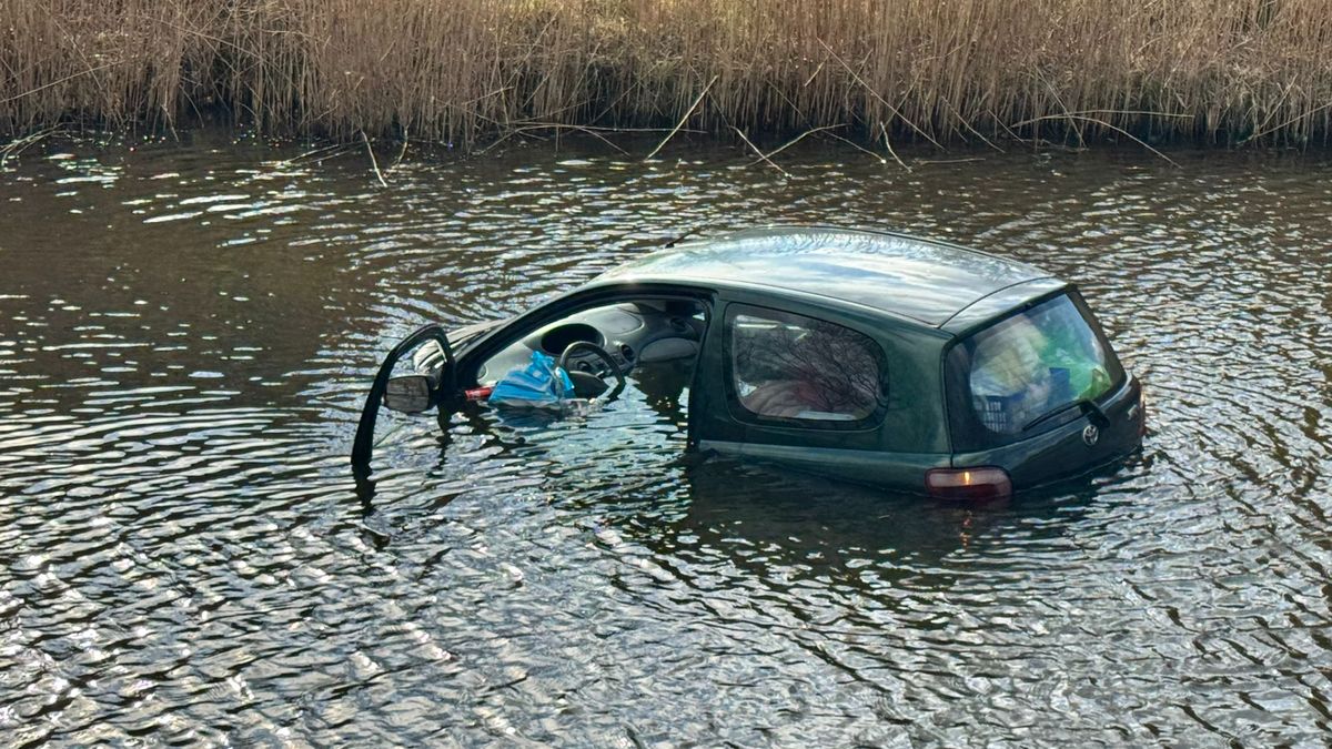 Man wordt onwel en rijdt water in | Tiener naar ziekenhuis na ...