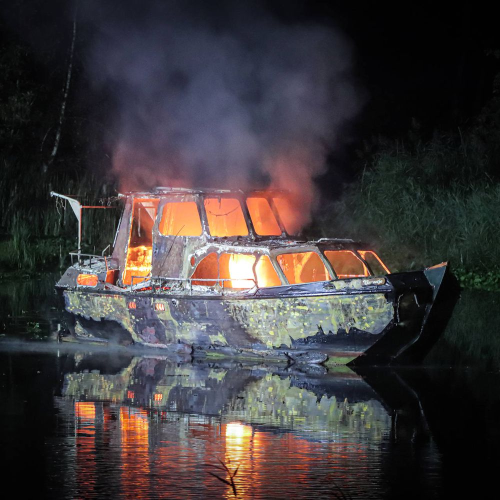 Brandende boot drijft op Koning Willem-Alexanderkanaal - RTV Drenthe