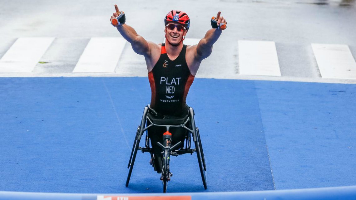 Jetze Plat voor derde keer op rij wereldkampioen paratriatlon - Omroep West