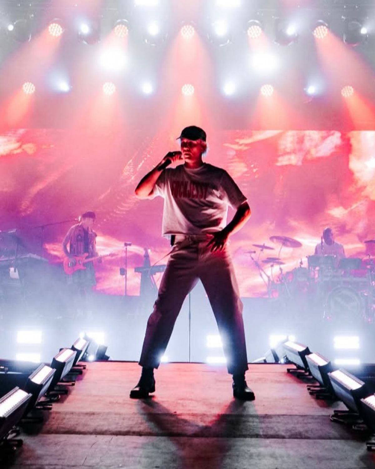 Fan op podium geroepen om tijdens strandfestival liedje mee te zingen ...