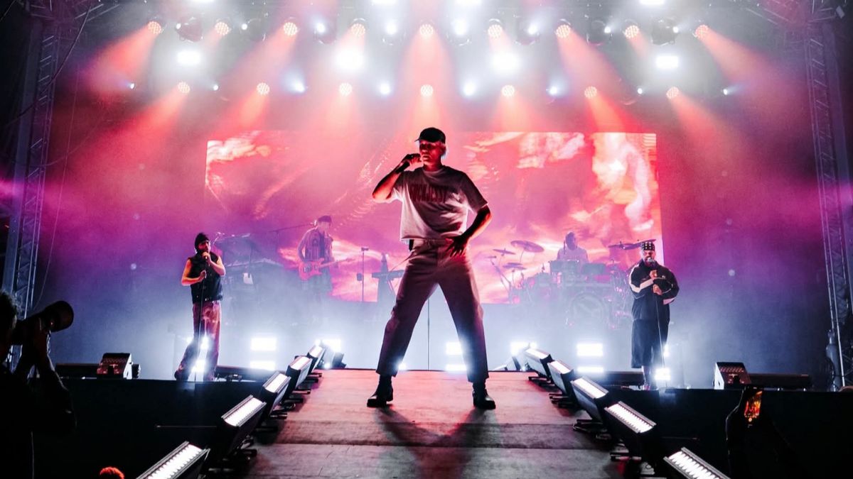 Fan op podium geroepen om tijdens strandfestival liedje mee te zingen ...