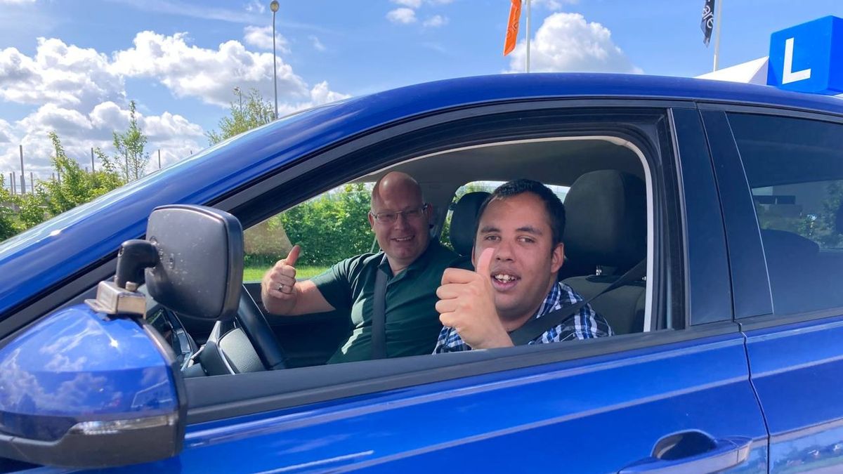 De eerste rijles van Romero: 'Het gaat goed hè?' - RTV Noord