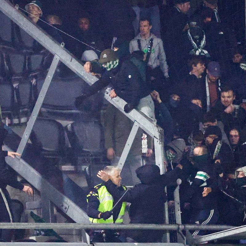Duel tussen Heracles en FC Groningen gestaakt na onrust bij uitvak - Oost Duel tussen Heracles en FC Groningen gestaakt na onrust bij uitvak - Oost