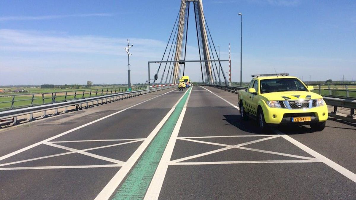 Camper knalt tegen slagboom op brug bij Kampen, N50 richting Ens ...