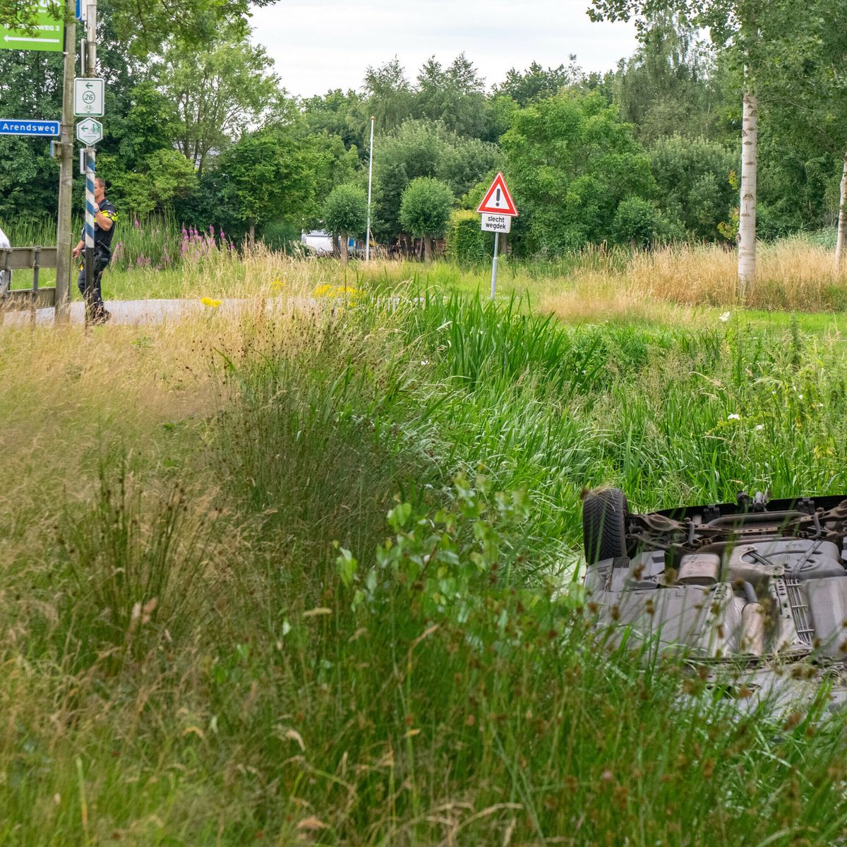 Auto belandt op de kop in sloot bij Havelte - RTV Drenthe