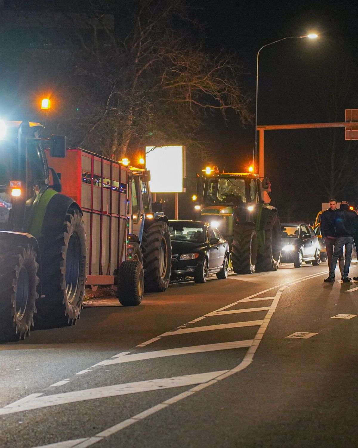 Boerenprotest maakt rondje in Noord-Drenthe en stopt bij vliegveld ...