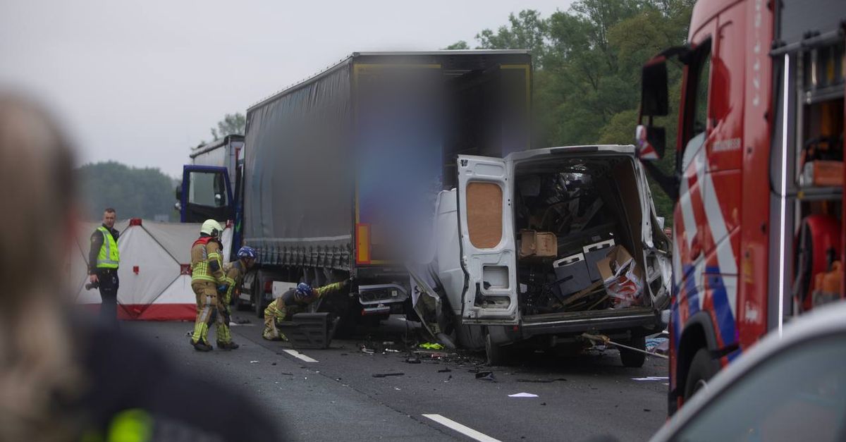 Dode bij ongeluk op A1: busje botst achterop file richting Duitse grens ...