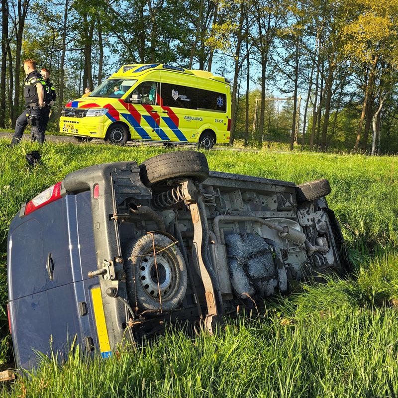 Automobilist verliest macht over stuur en belandt in greppel naast N375 - RTV Drenthe