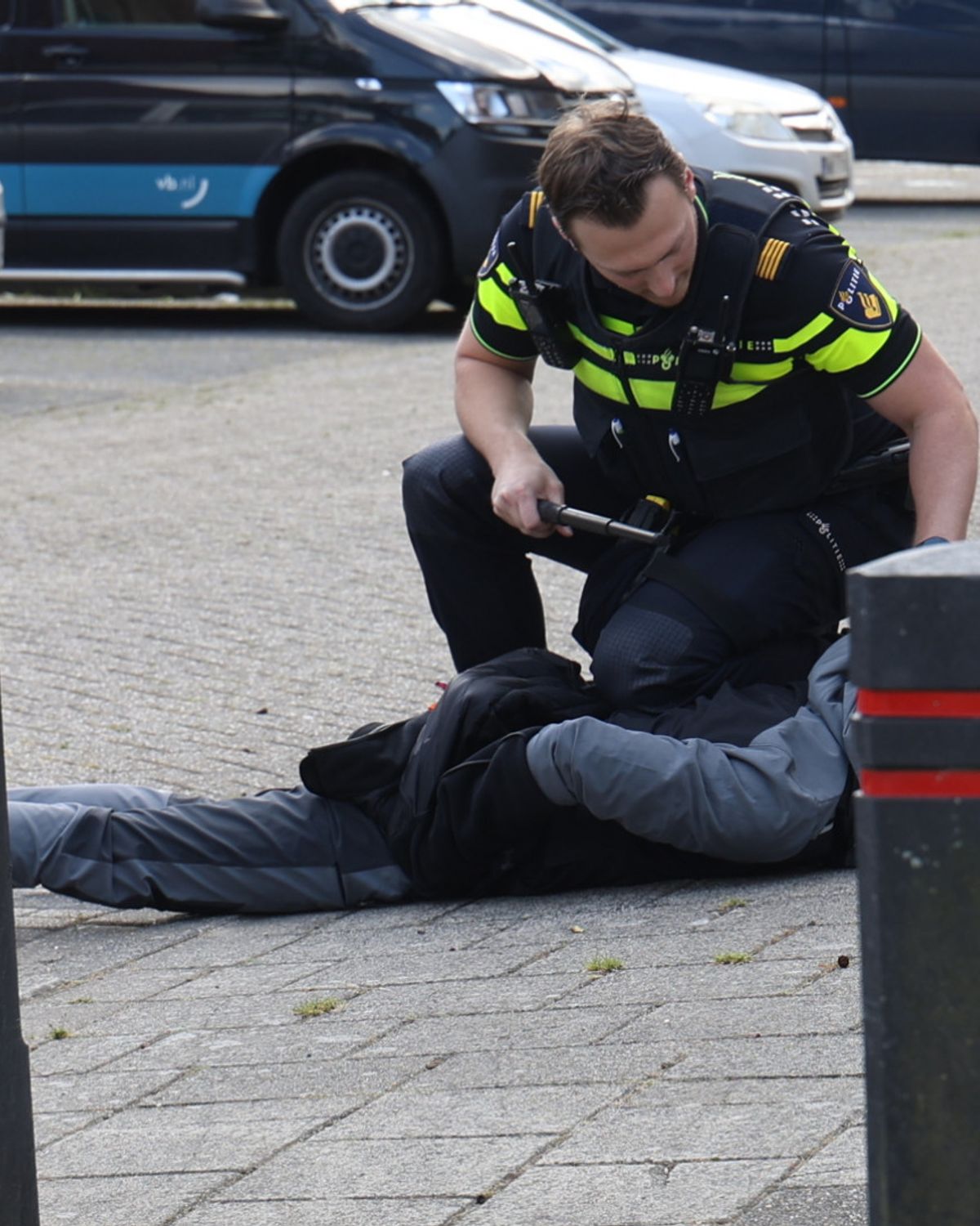 Verkeerscontrole loopt uit de hand, agent mishandeld - Omroep West